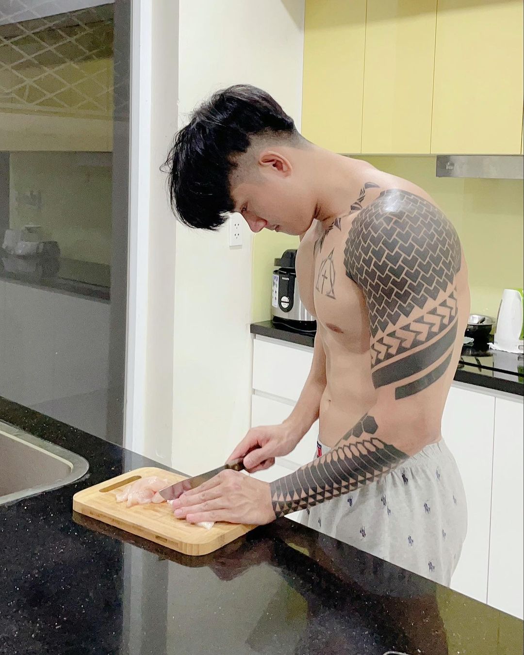 lucas le หนุ่มไบค์เกอร์ ดาวเด็ด twitter สักสวย กับ งานถ่ายแบบสุดแซ่บ