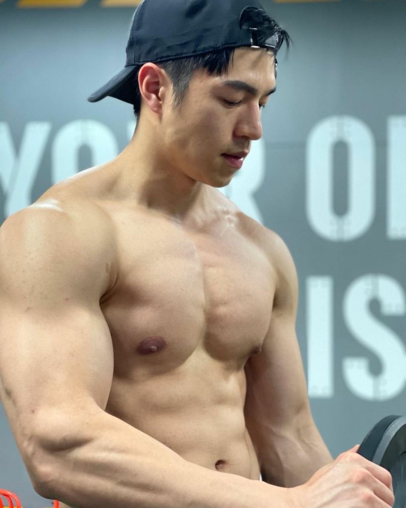 แทรนเนอร์ Tim หนุ่มหล่อใสกล้ามแน่นขาวใสอมชมพู หุ่นแซ่บ โดนใจสาว ๆ