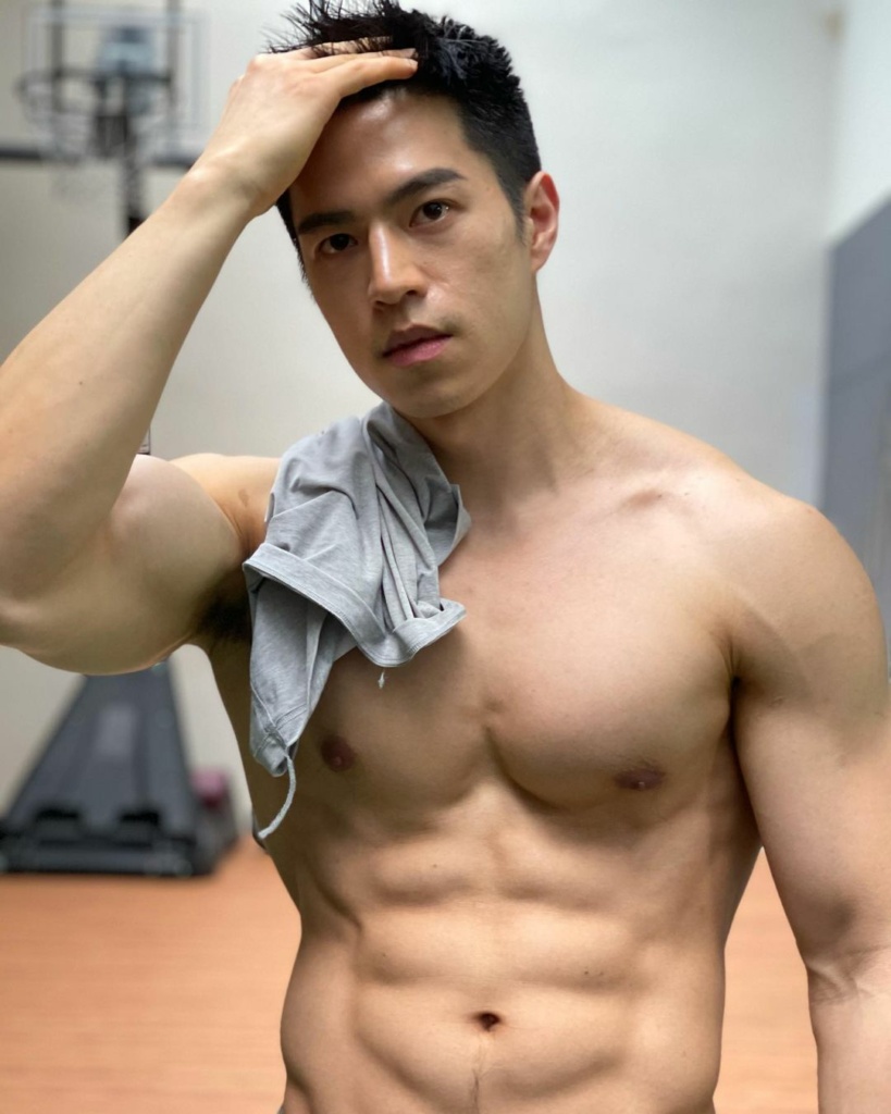 แทรนเนอร์ Tim หนุ่มหล่อใสกล้ามแน่นขาวใสอมชมพู หุ่นแซ่บ โดนใจสาว ๆ