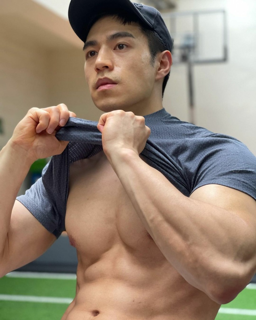 แทรนเนอร์ Tim หนุ่มหล่อใสกล้ามแน่นขาวใสอมชมพู หุ่นแซ่บ โดนใจสาว ๆ